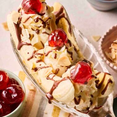 Banana Split {Easy Family Dessert!}